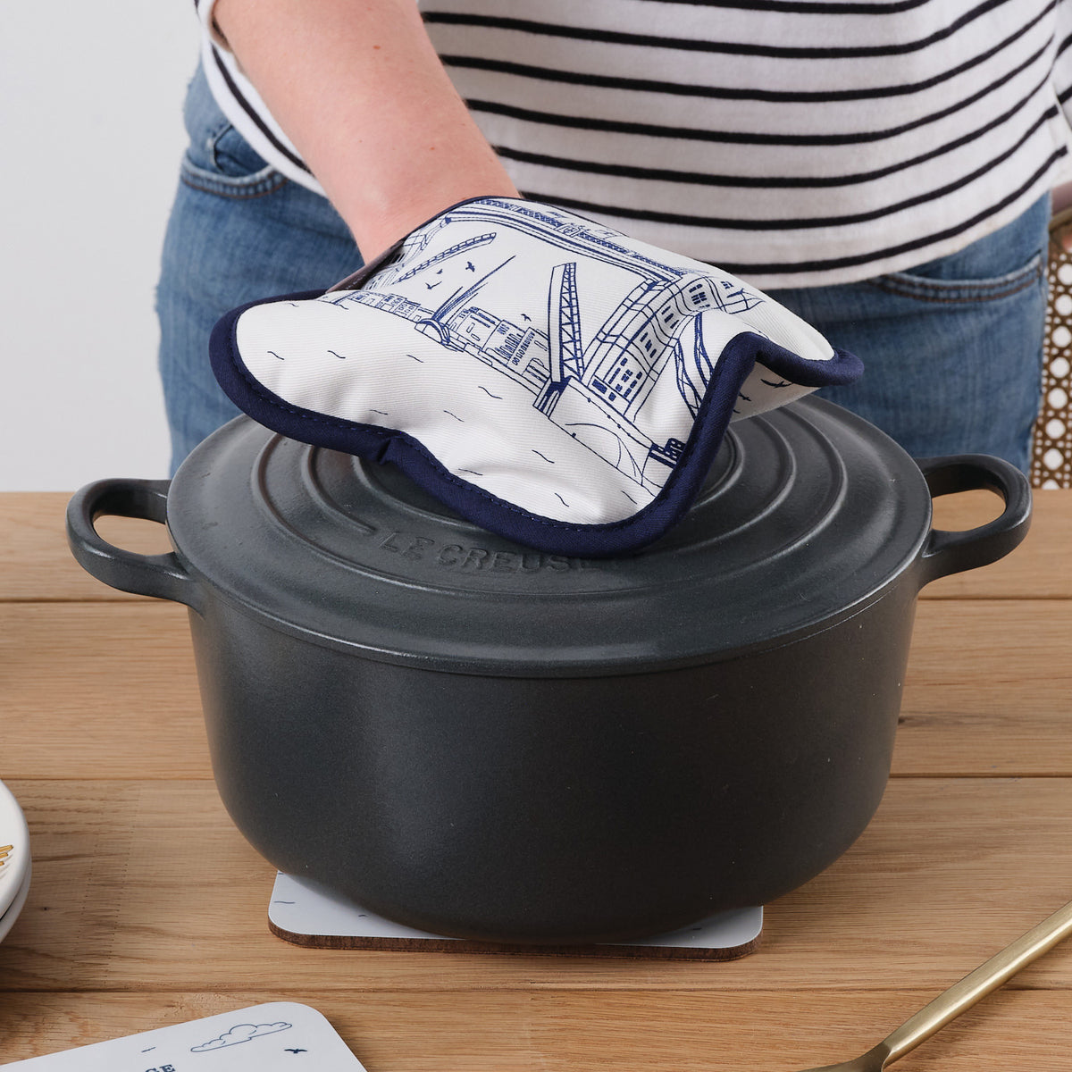 Victoria Eggs Tower Bridge Pot Grab